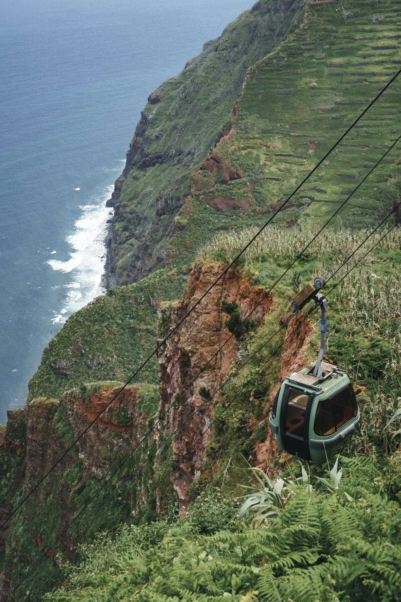 Achadas da Cruz | Mit der steilsten Seilbahn zur Fajã da Quebrada Nova ...